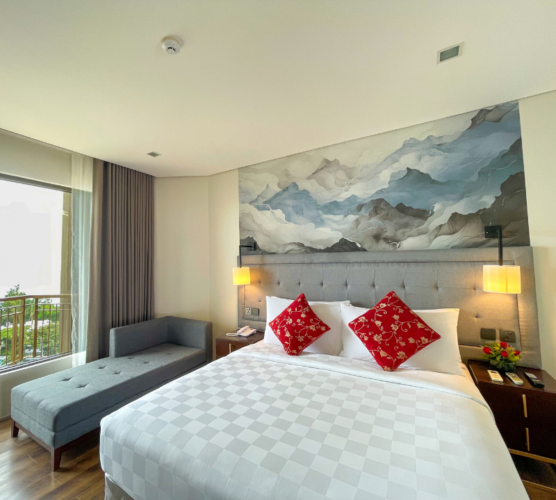 Summit Ridge Tagaytay: Deluxe Lakeview King Room